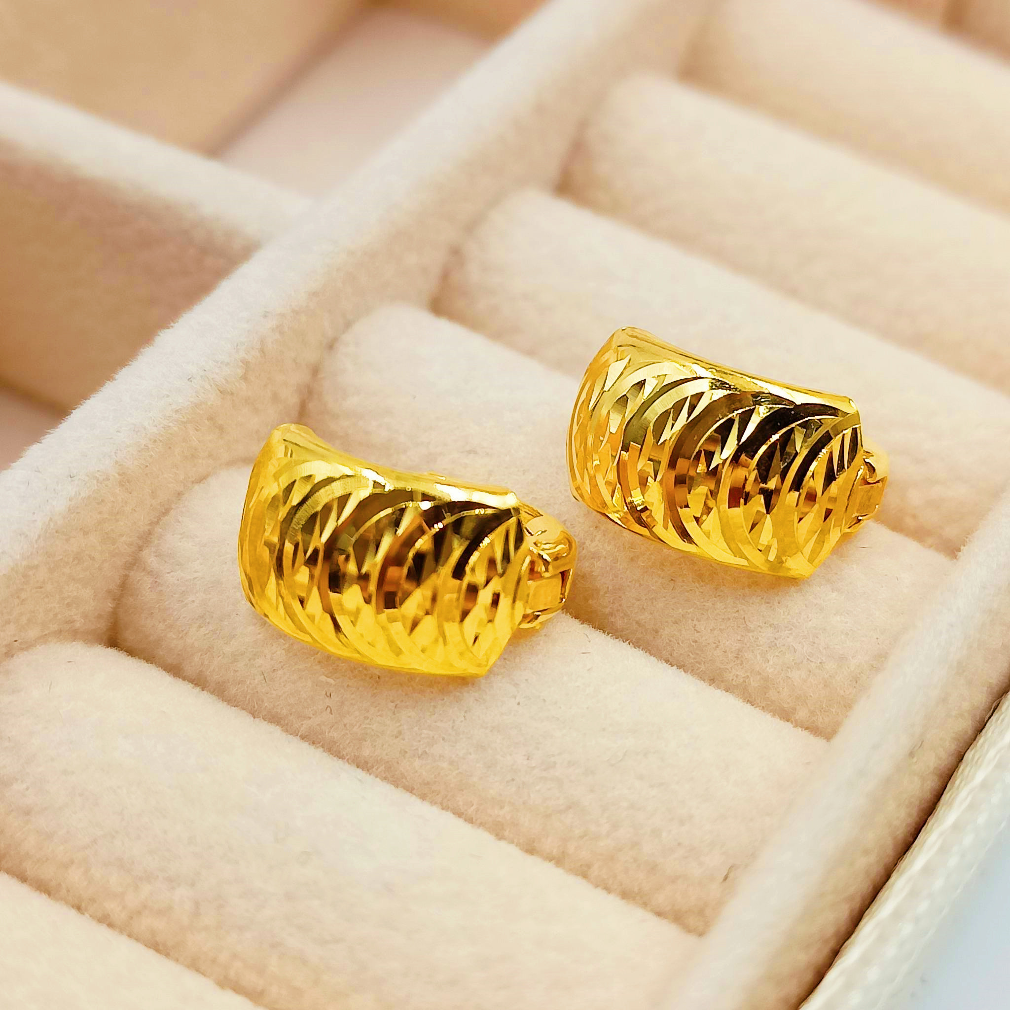 916 GOLD GLITTER SPRING CLIP EARRINGS – Marina Goldsmith