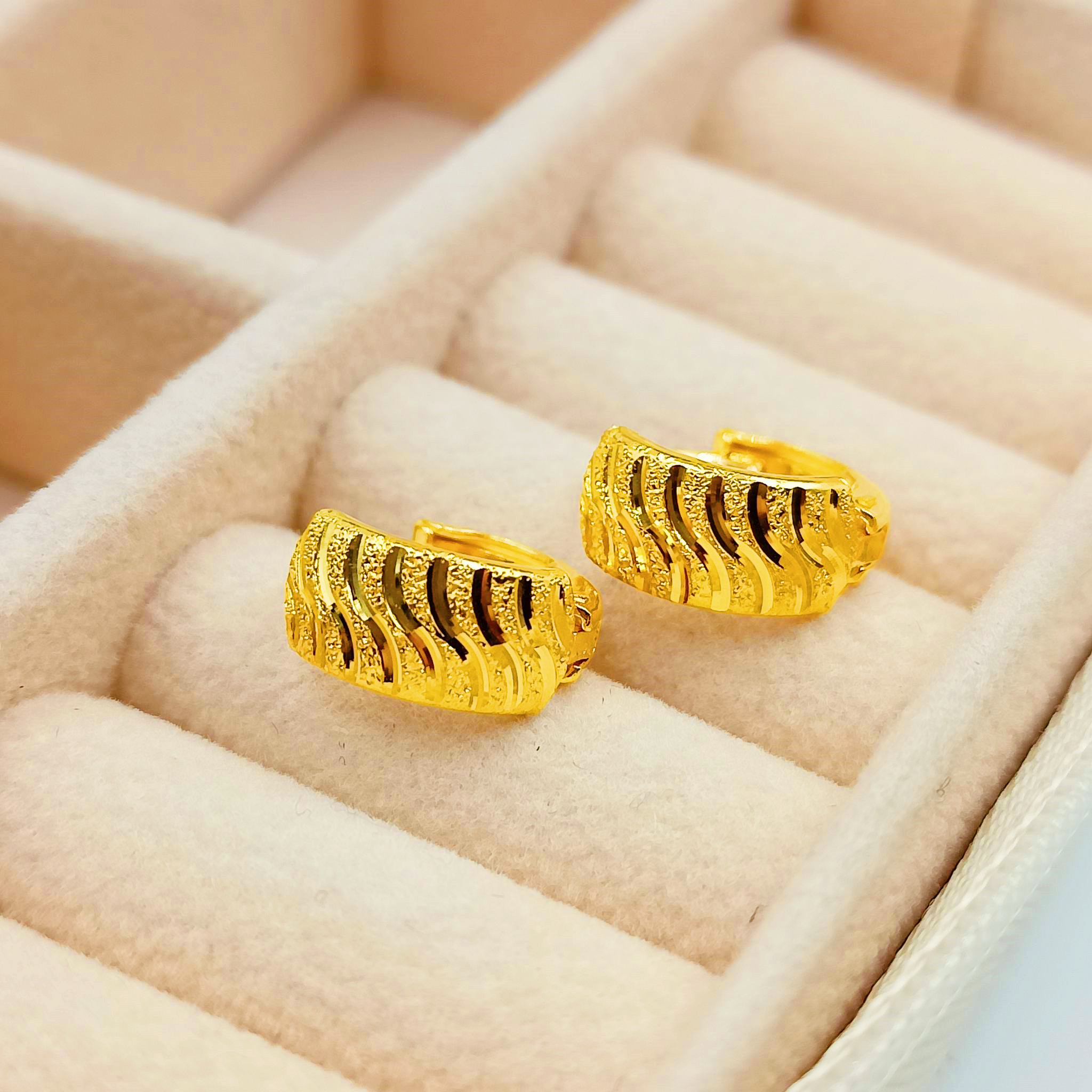 916 GOLD GLITTER WAVE SPRING CLIP EARRINGS – Marina Goldsmith