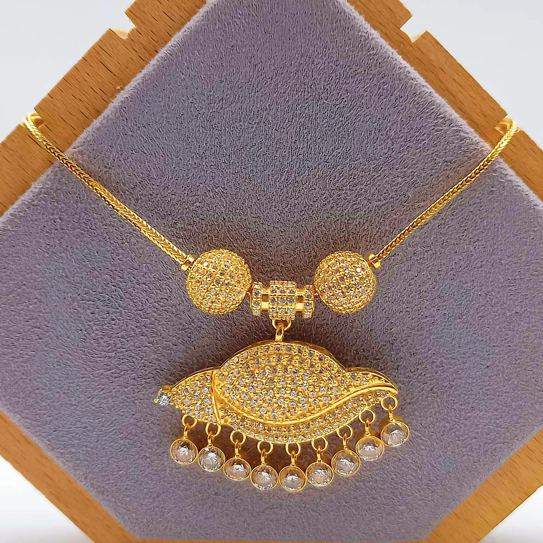 916 Gold Sangu Necklace With Dangling Zirconia – Marina Goldsmith