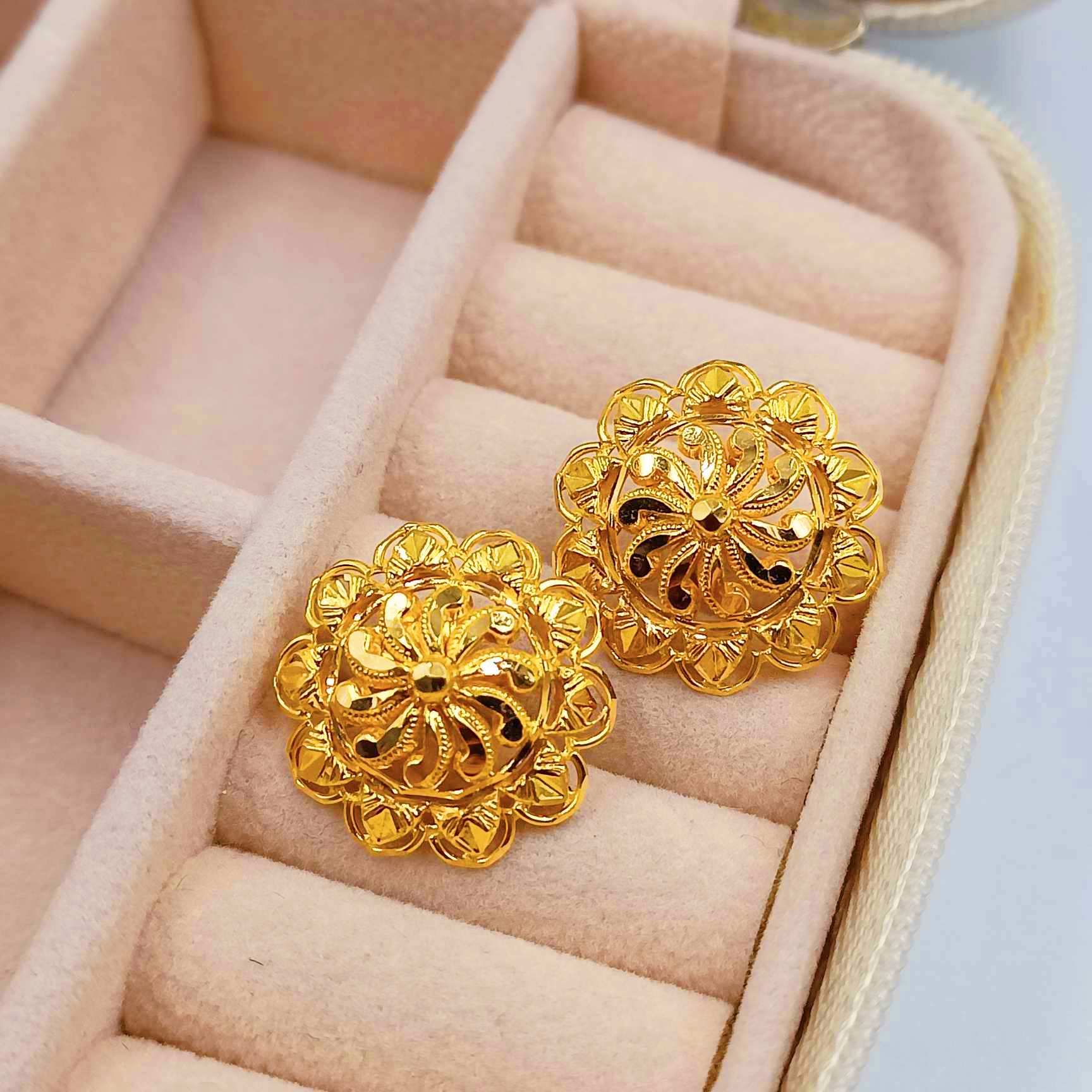 916 Gold Bombay Flower Stud Earrings – Marina Goldsmith